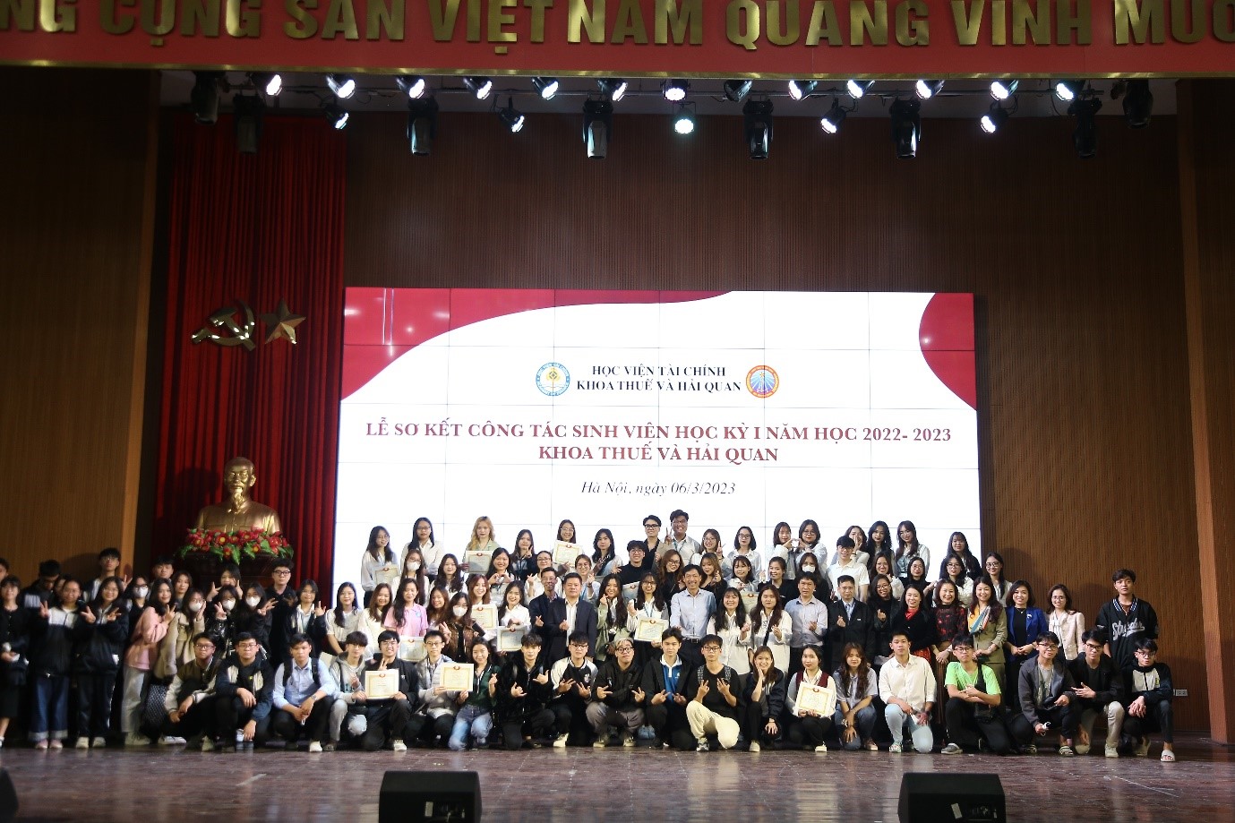 Sinh viên Khoa Thuế và Hải quan: Tự hào và phấn khởi với kết quả cao về ...